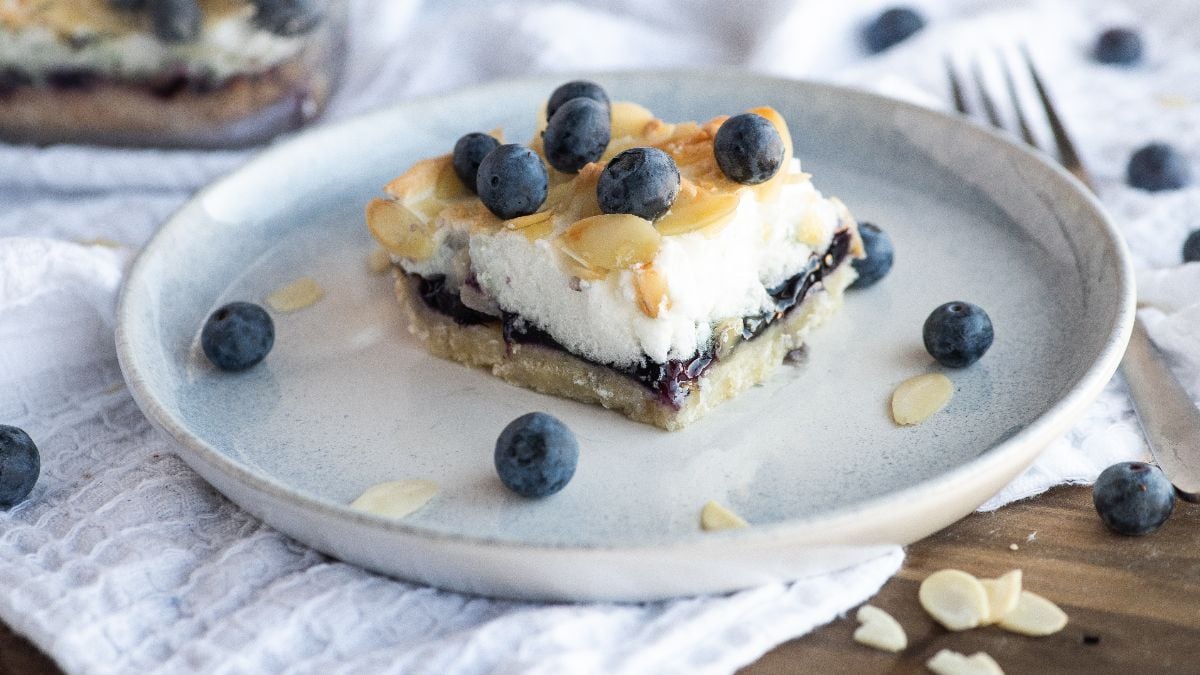 Blueberry Pie Meringue Squares - xoxoBella