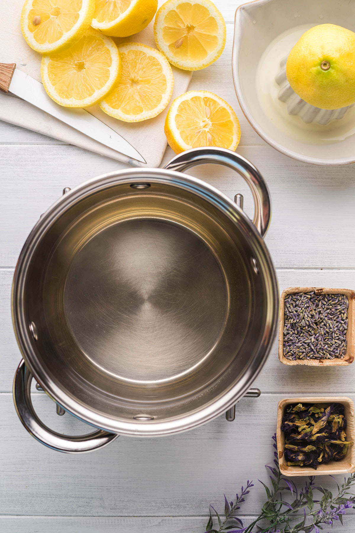 Lemon Lavender Vodka Cocktail - xoxoBella