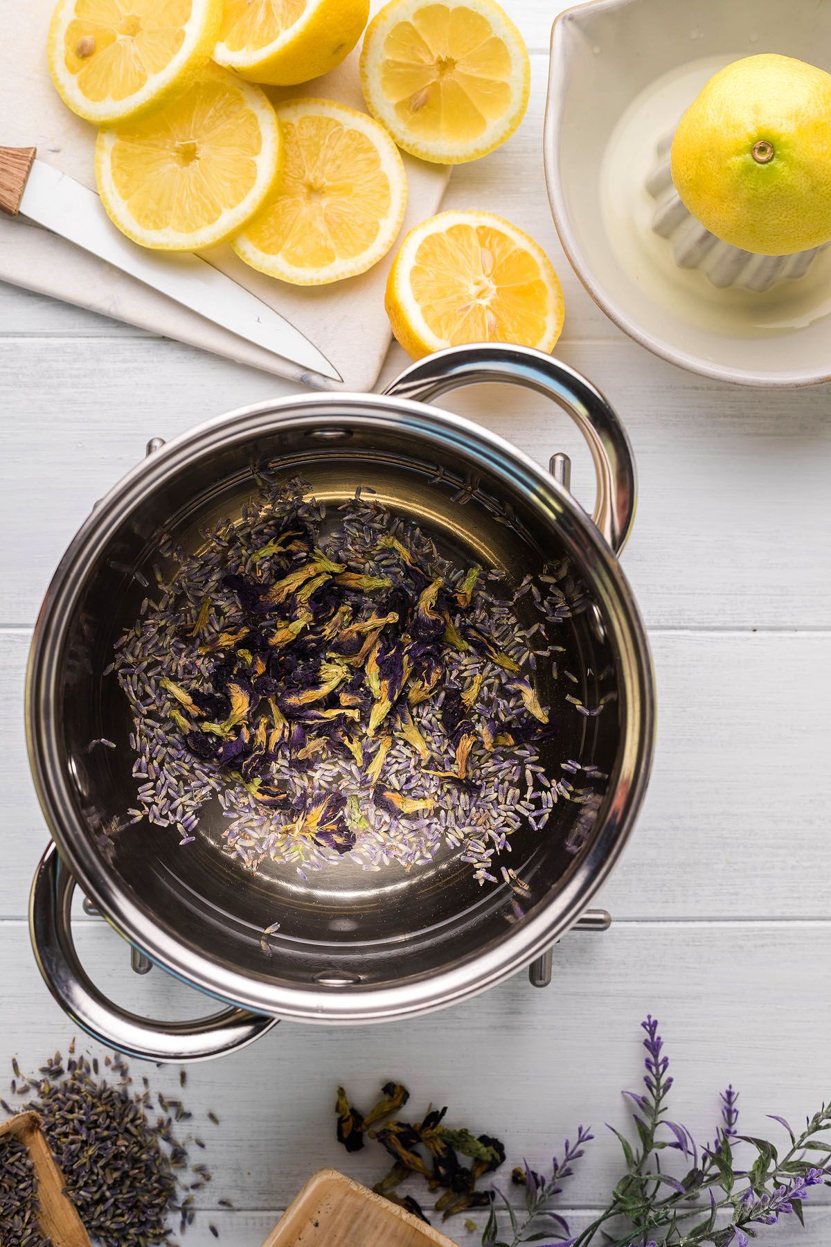 Lemon Lavender Vodka Cocktail - xoxoBella