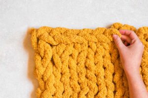 How to Make a Chunky Hand Knit Blanket - xoxoBella