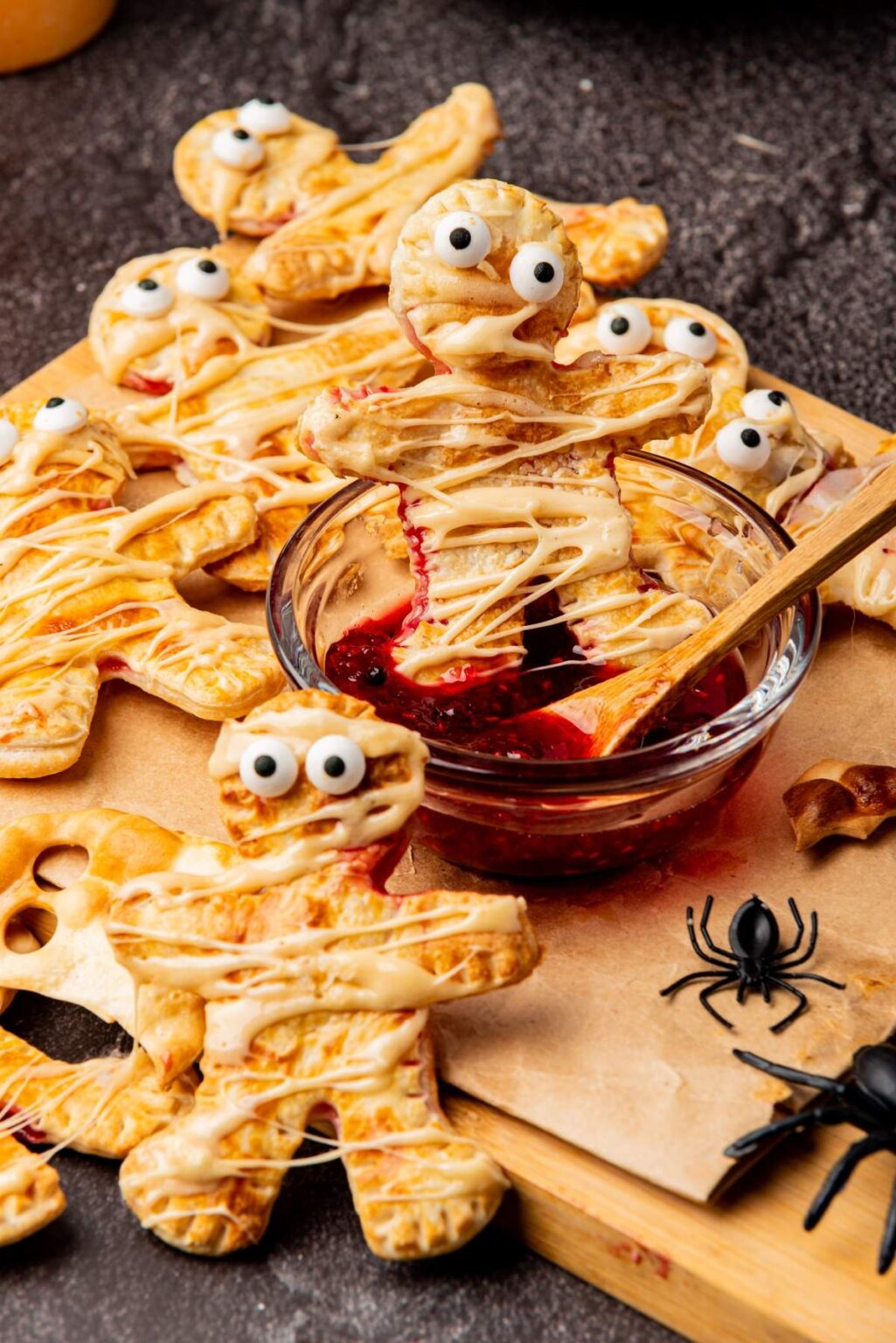 Halloween Mummy Hand Pies - xoxoBella