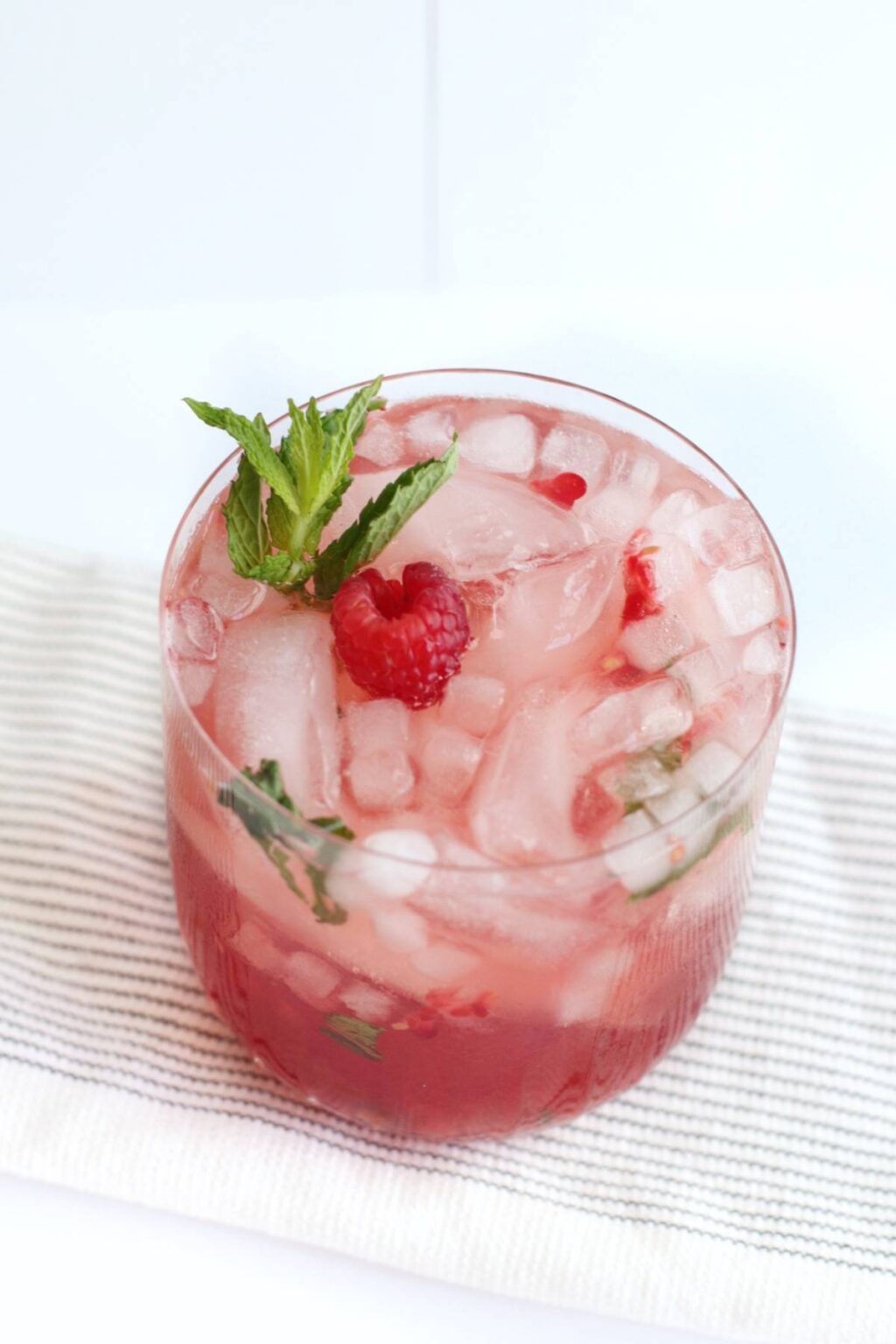 Raspberry Bourbon Smash Cocktail - xoxoBella