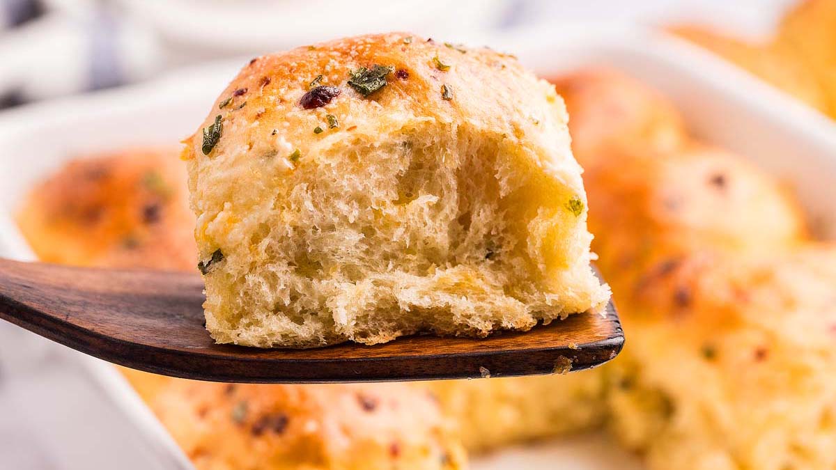 Cheddar Chive Dinner Rolls - xoxoBella