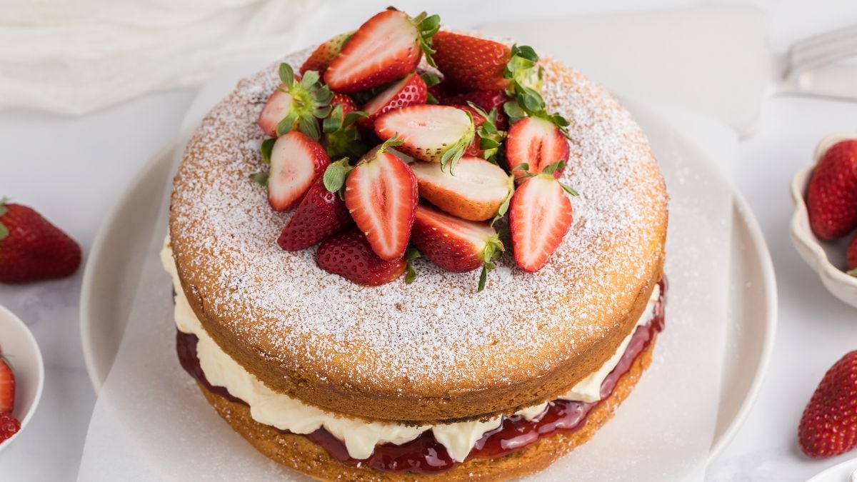 Victoria Sandwich Cake - xoxoBella