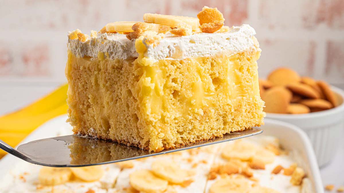 Banana Pudding Poke Cake - xoxoBella